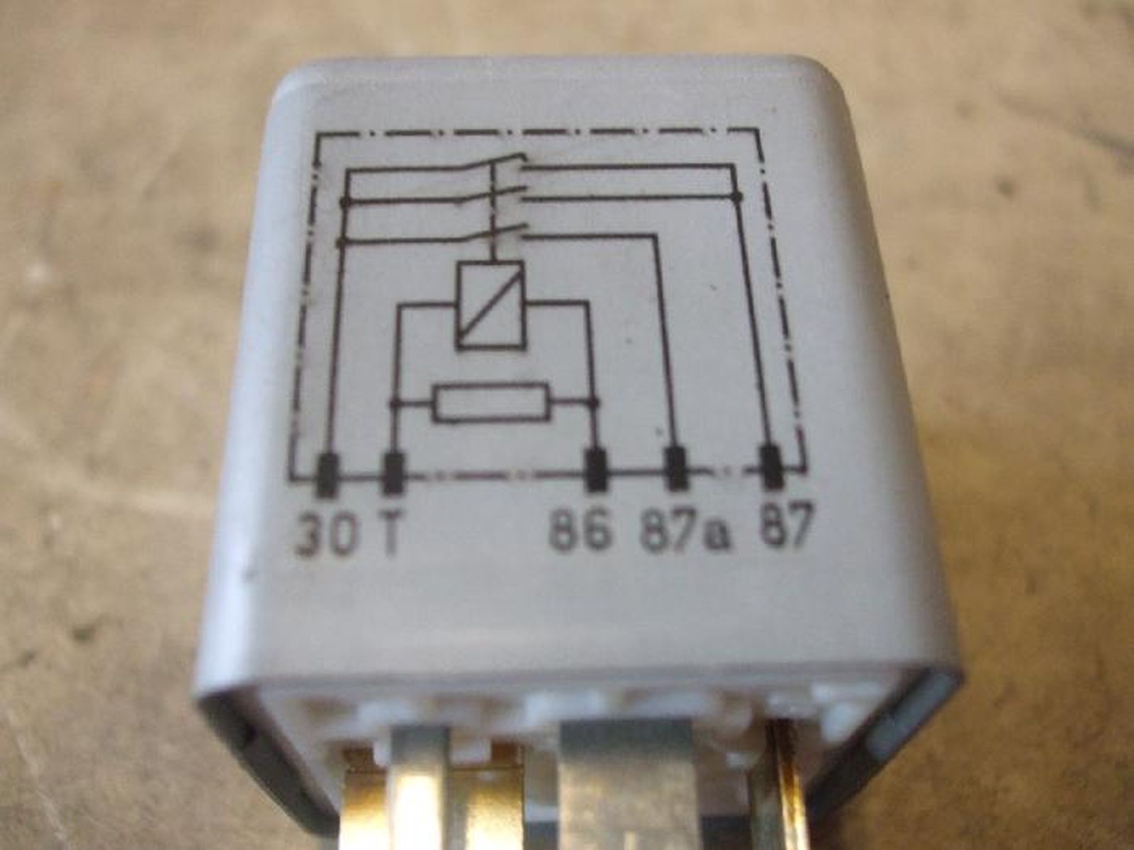 Relais 372 Kraftstoffpumpenrelais Audi A6 4B VW Passat 3B 3BG 4D0951253 ...