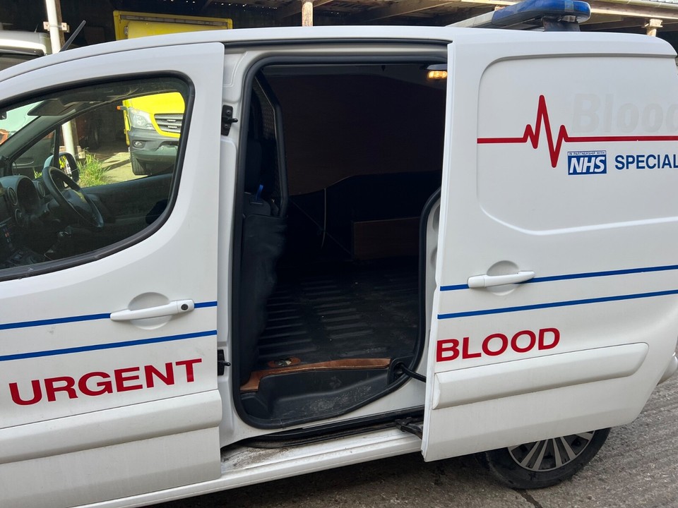 RRV MEDICAL VAN LOTS OF USES BLUELIGHT 2017 GREAT CONDITION FSH A/C SAT ...