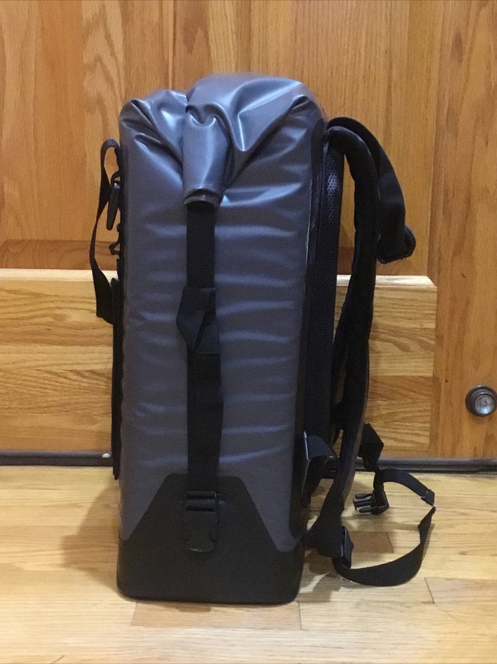 Igloo Waterproof Gray Wade Welded 13 Qt Roll Top Backpack Cooler YS-782 ...