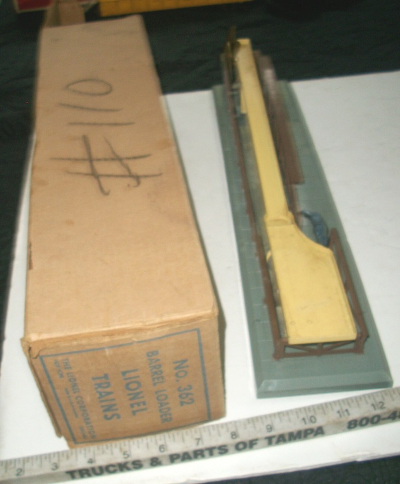 Vintage Lionel 362 Operating Barrel Loader & 356250 Matching Unloading ...