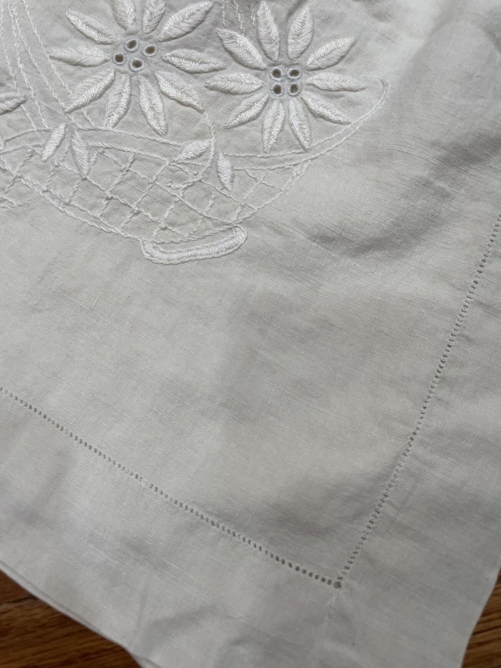 VTG Linen Tablecloth Pulled Hem Embroidered Cutwork White Daisies In ...