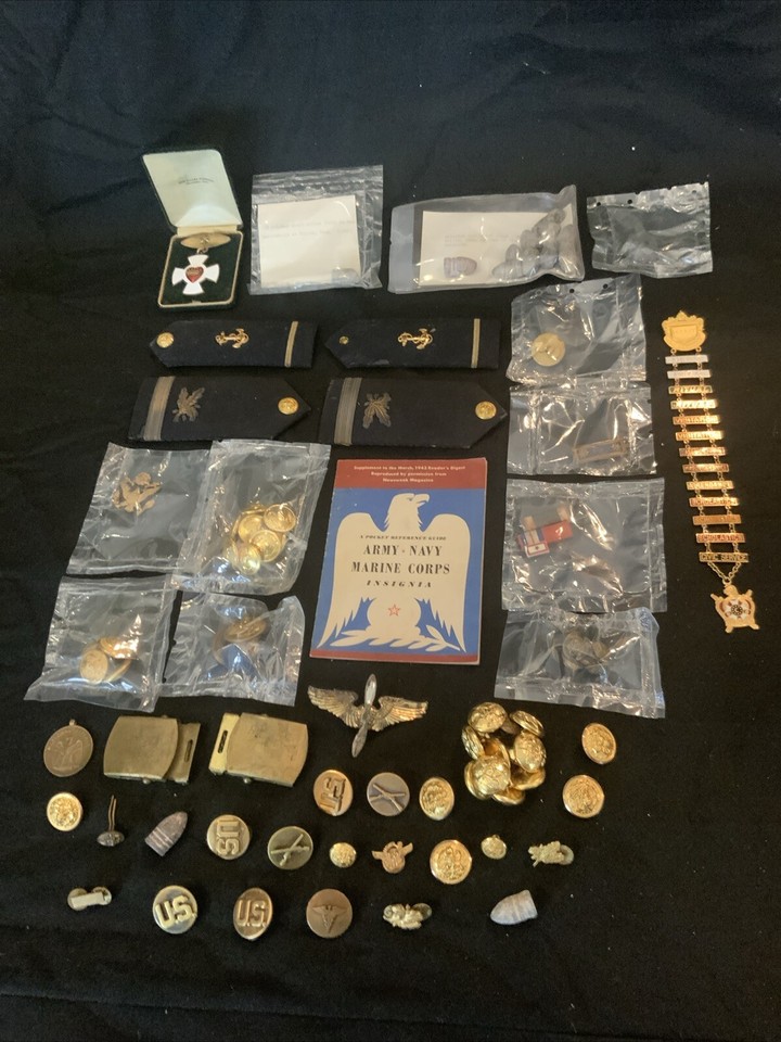 HUGE LOTOF VINTAGE MILITARY PINS BUTTONS BELT BUCKLE BOOK BATTLEFIELD ...