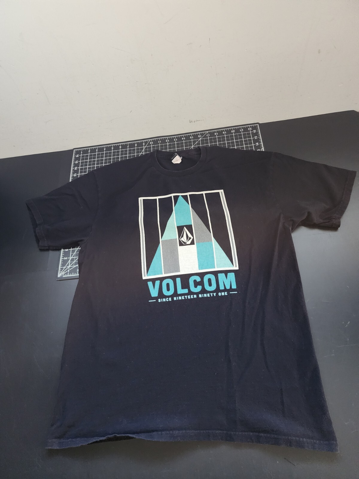 Volcom Hawaii t-shirt Men's Size XL Black Square Geometric Graphic | eBay