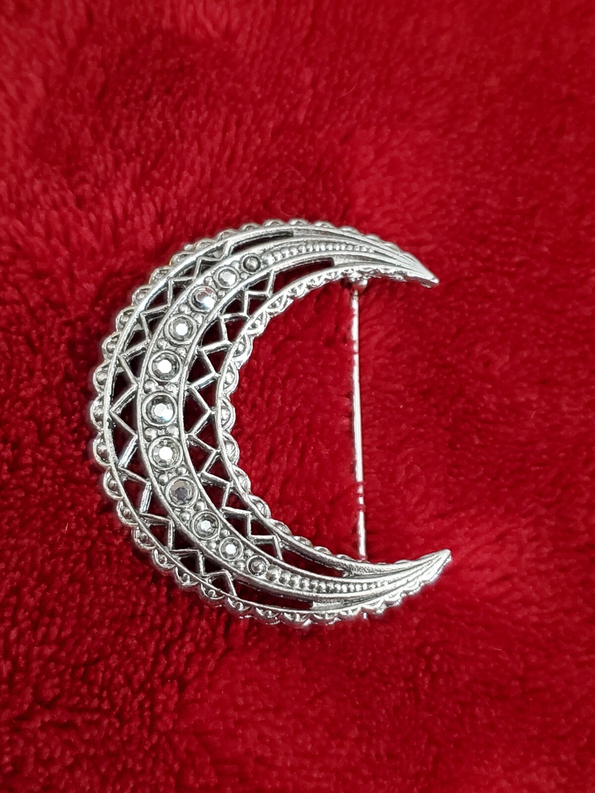 Vintage Silvertone Filigree Crescent Moon Pin Brooch - Gem