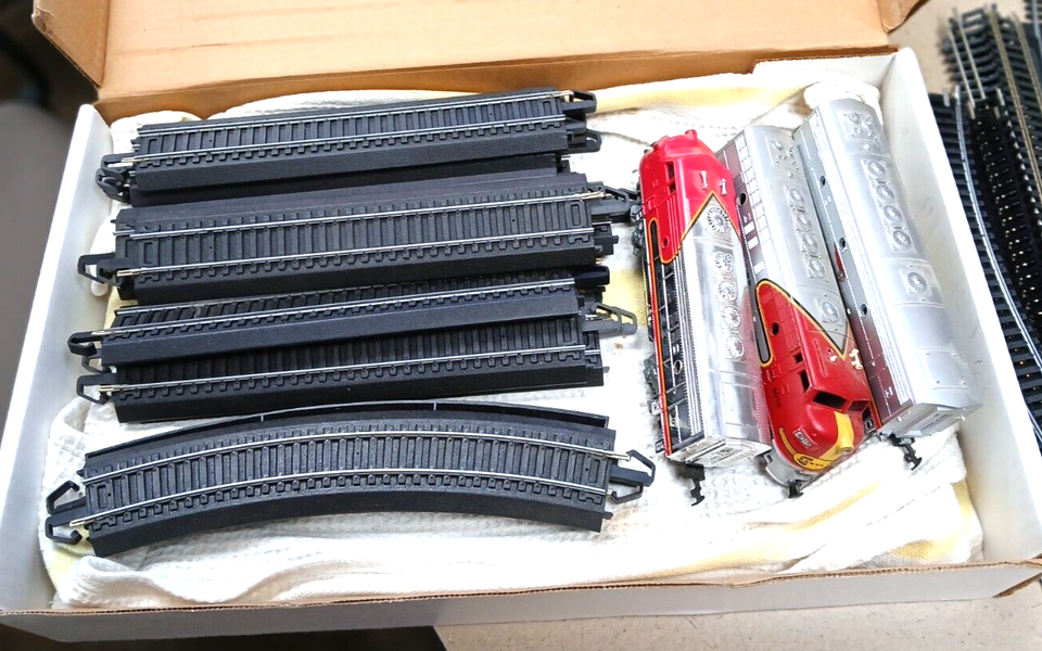 TRAIN LOVERS! Lionel Santa Fe Train Set and a Bachman Train Set | eBay