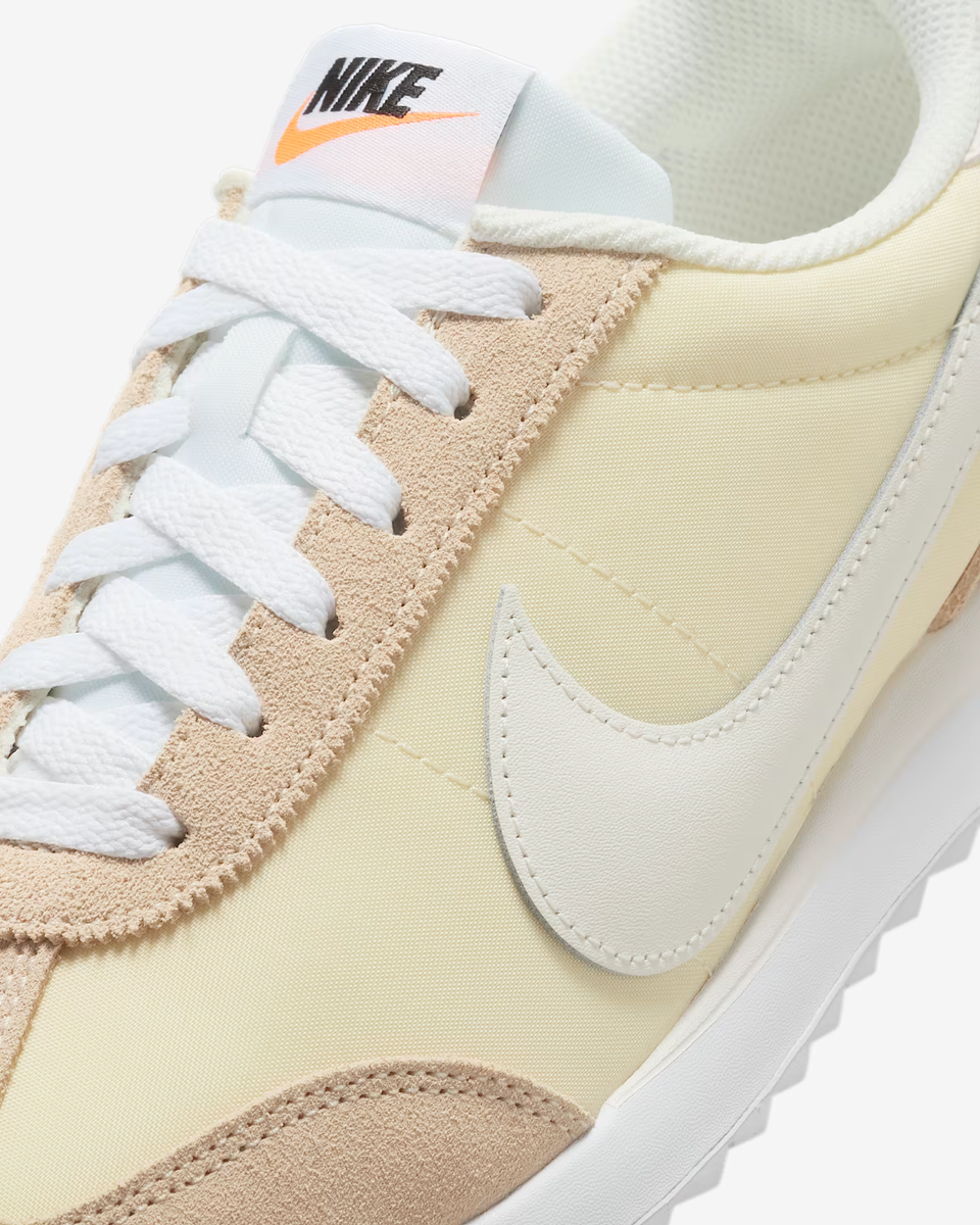 NIKE ナイキ ウィメンズパシフィック MUSLIN/SAIL-WHITE-SAFETY ORANGE HM4771-104 HM4771-104 Nike Pacific Muslin White Safety Orange Sail (Women's