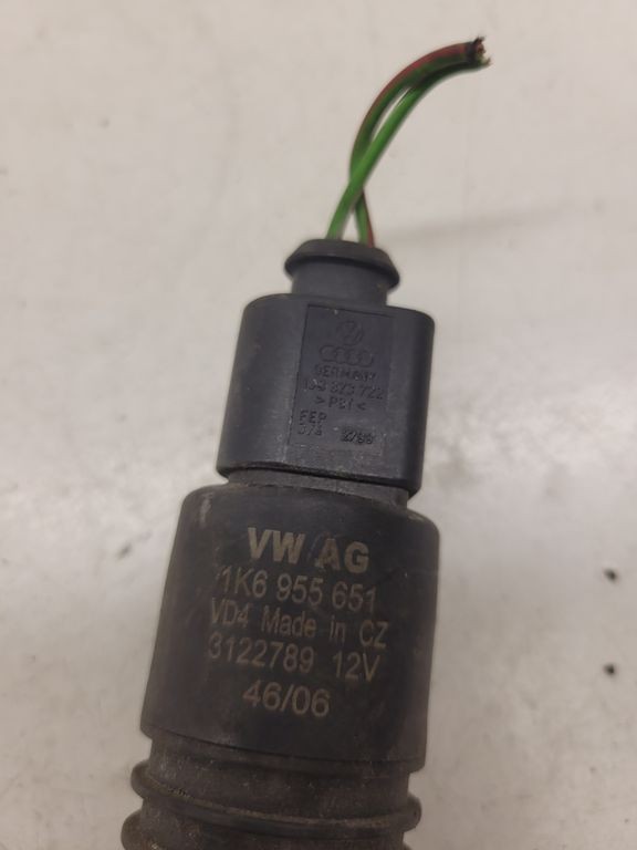Volkswagen Golf V 2005 Windscreen washer pump motor 1K6955651 DRA14287 ...