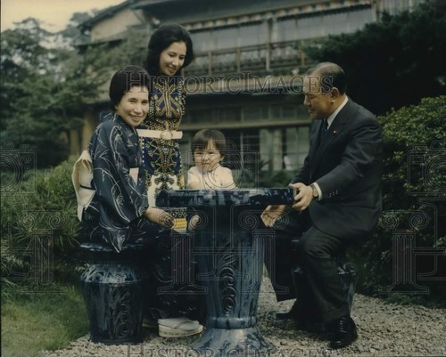 1972 Press Photo Prime Minister of Japan, Kakuei Tanaka & Family in ...