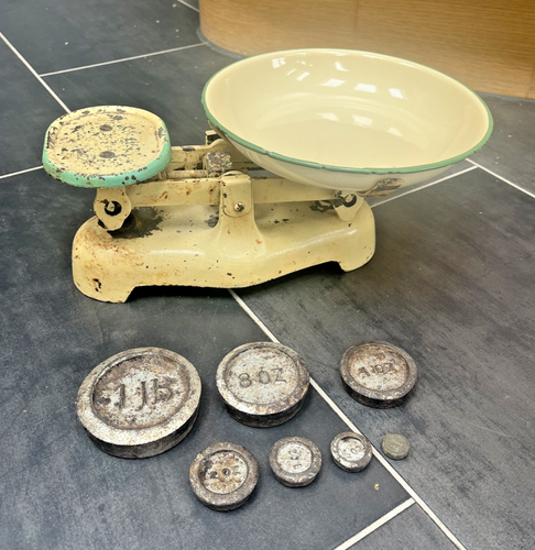 VINTAGE CAST IRON CREAM ENAMEL KITCHEN WEIGHING SCALES + SET WEIGHTS ...