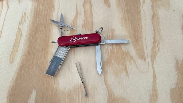 Victorinox USB 4GB Thumb Drive Swiss Army Knife With Pen Multi Tool Red ...