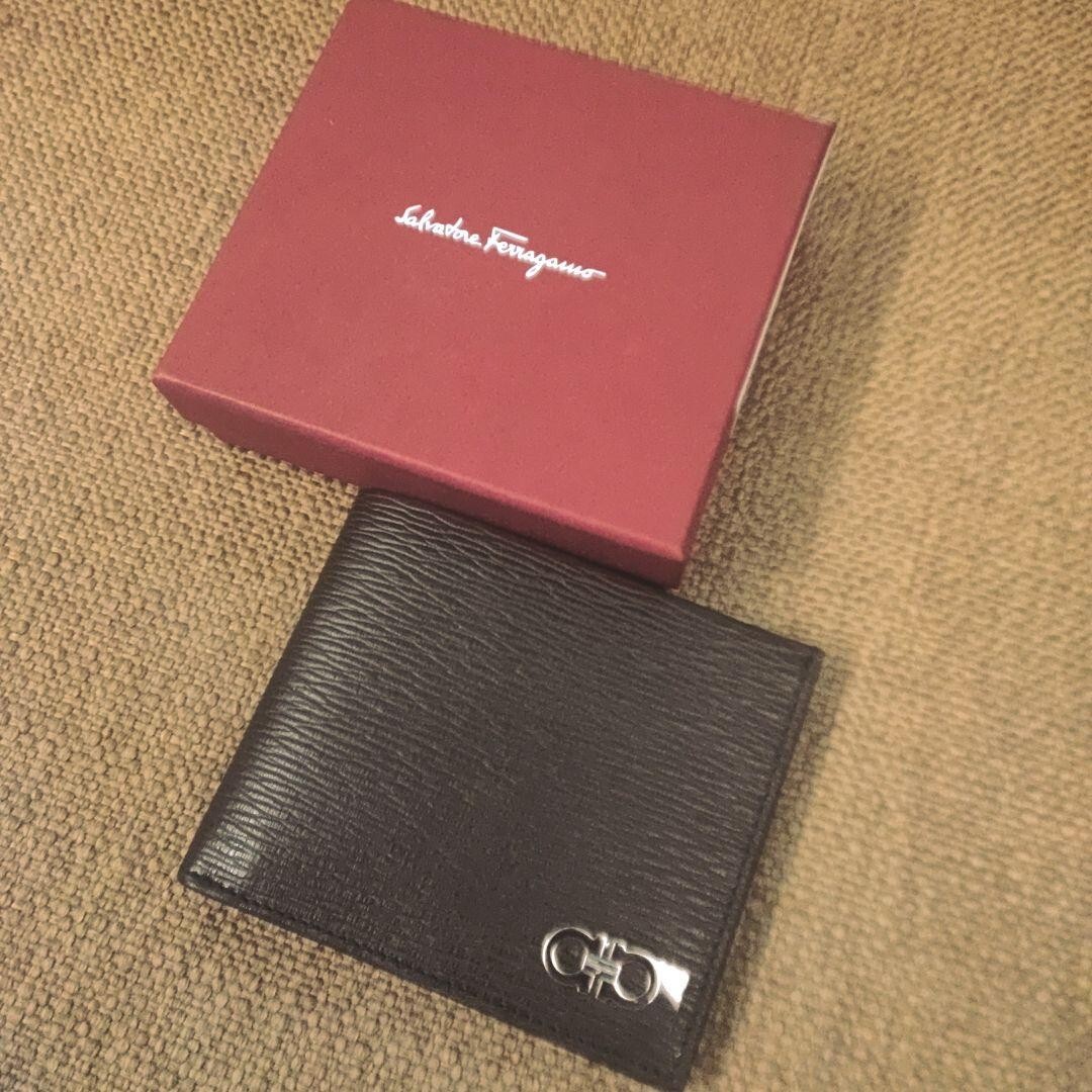 Salvatore Ferragamo Wallet Flap Closure Wallet | Black | Tommy