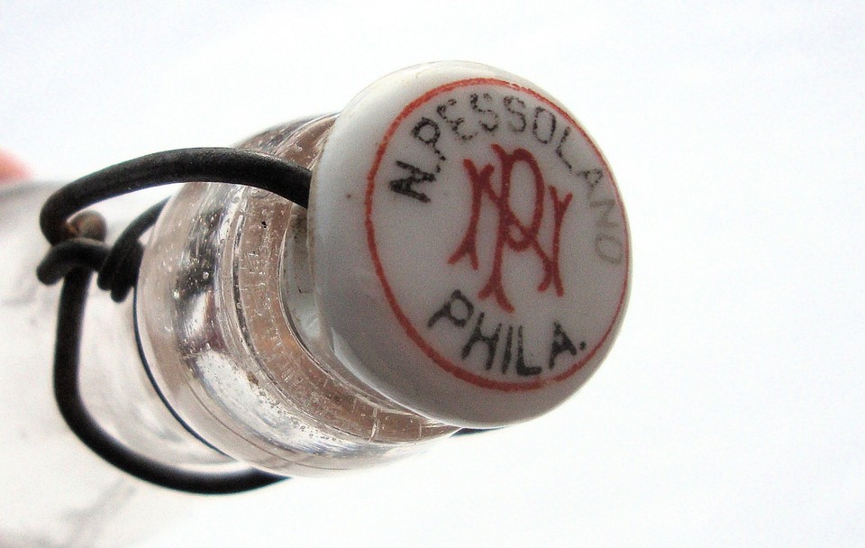 N. PESSOLANO ~ CLEAR PINT MARKED BAILED BLOB TOP BEER BOTTLE ...