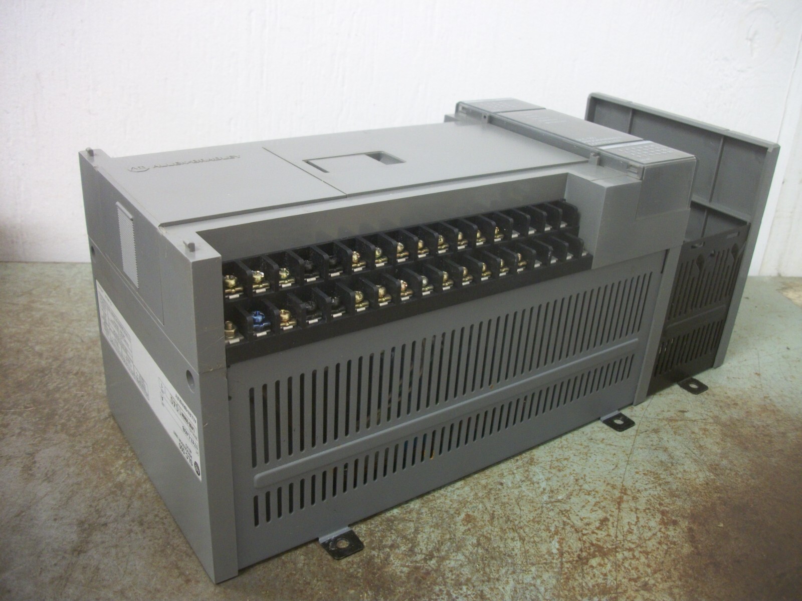 ALLEN-BRADLEY SLC 500 PROCESSOR UNIT 40 I/O 1747-L40B W/1746-A2 2-SLOT ...