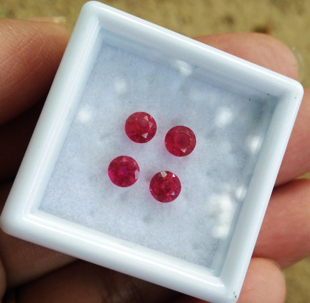 4mm. 4pcs. of Round CORUNDUM BLOOD RED RUBY GEMs EXCELLENT CUT_TOP ...