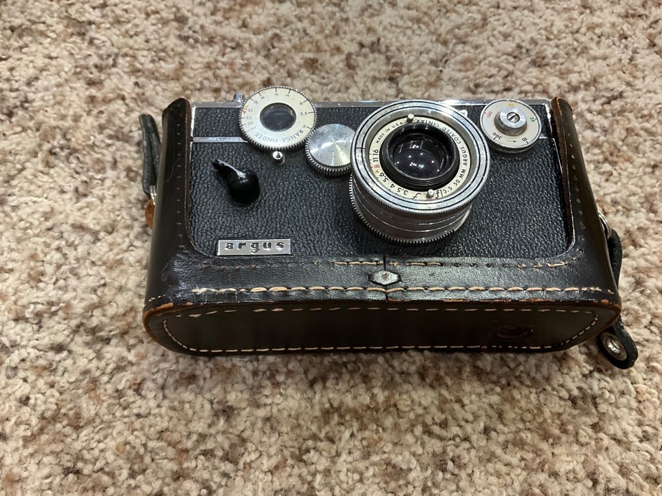 ARGUS C-3 THE BRICK RANGEFINDER CAMERA 50 MM WITH TWO CASES NOT TESTED ...