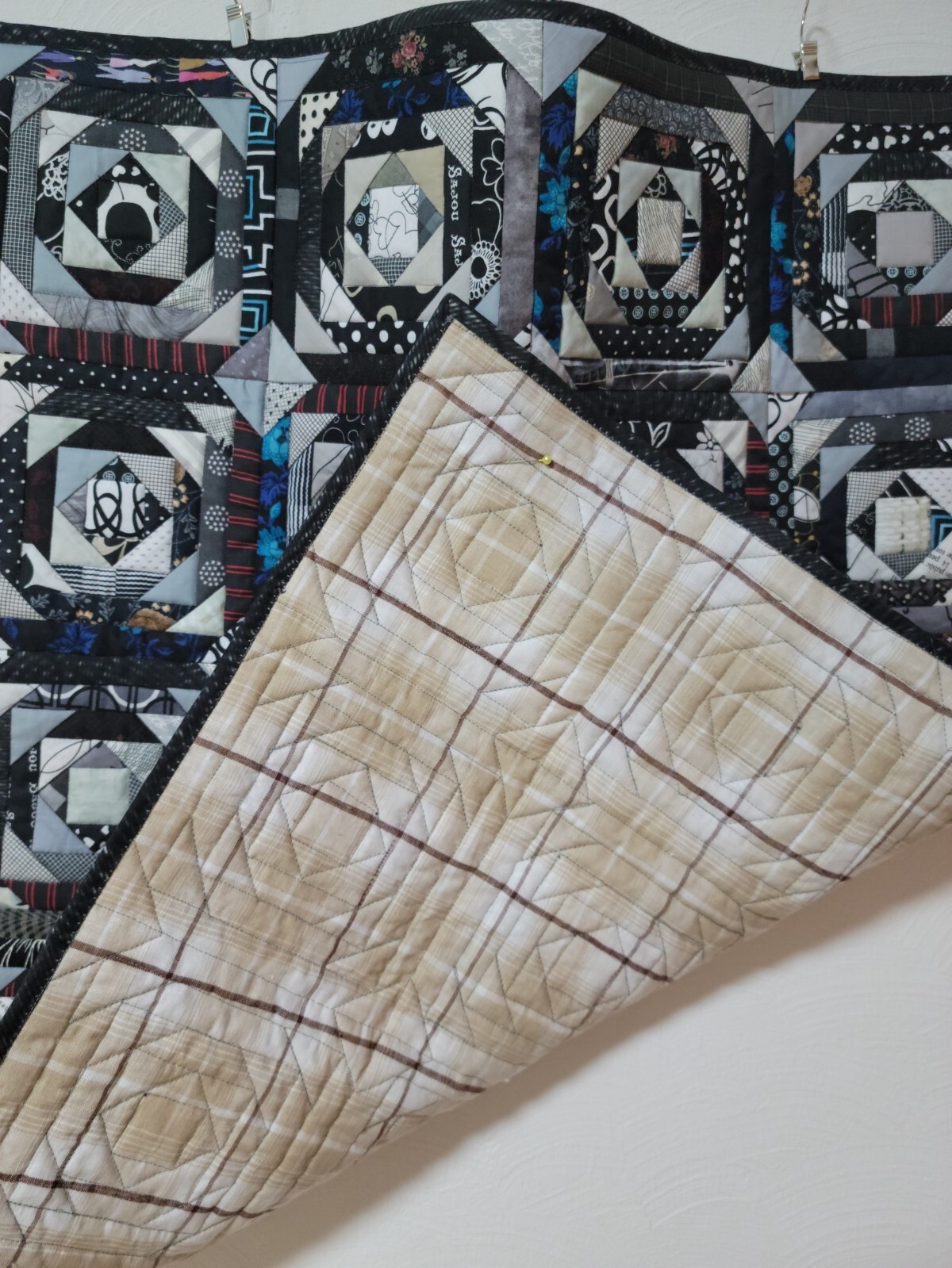 A small monotone pineapple quilt made by Japanese Quilter. 23.6" x 27.5 ...