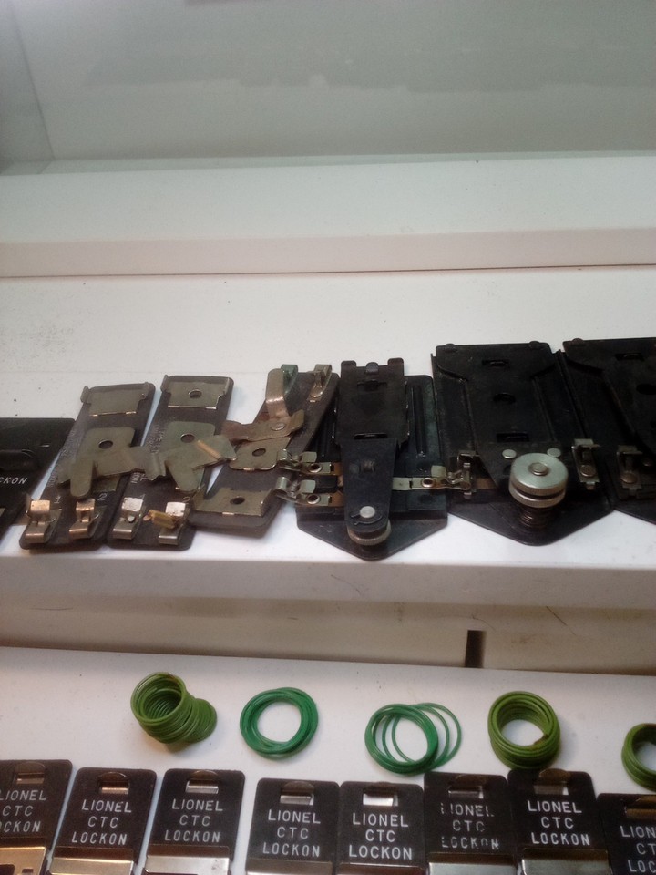 LIONEL O GAUGE TRACK LOCK ONS 35 TOTAL PIECES SEE DISCRIPTION PRE ...