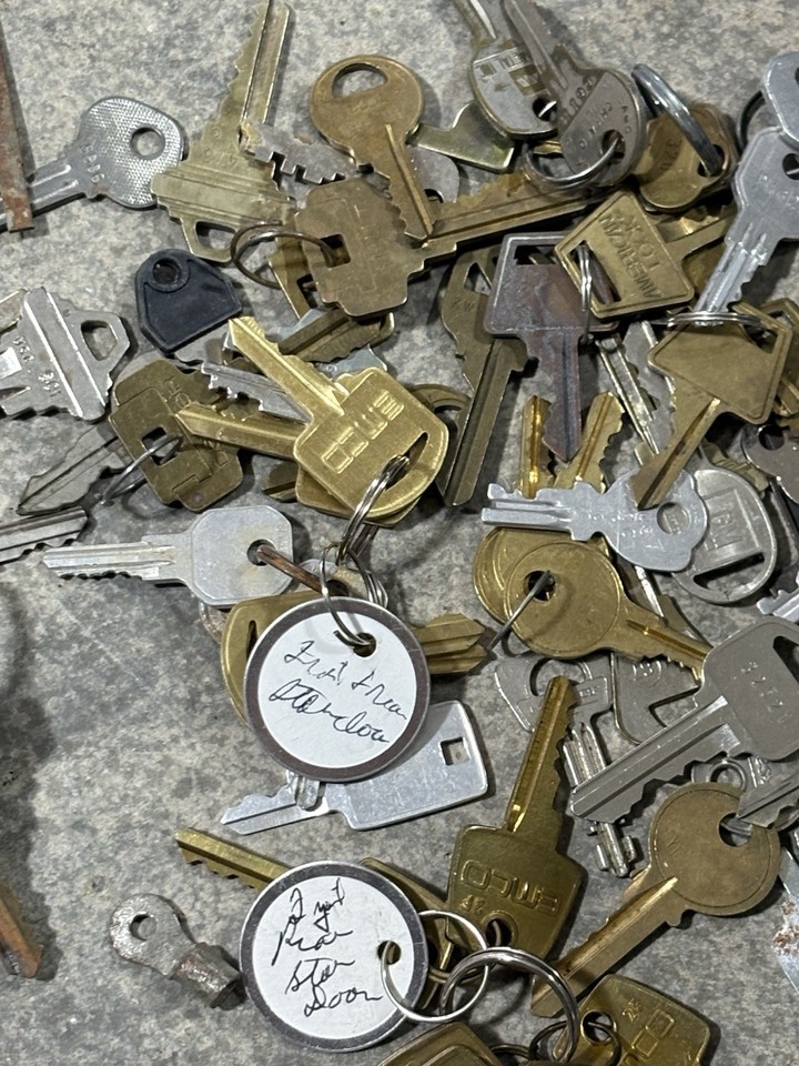 Assorted Lot of Misc Cut Keys 1 Pound, 5 Oz of House Car Etc Craft ...