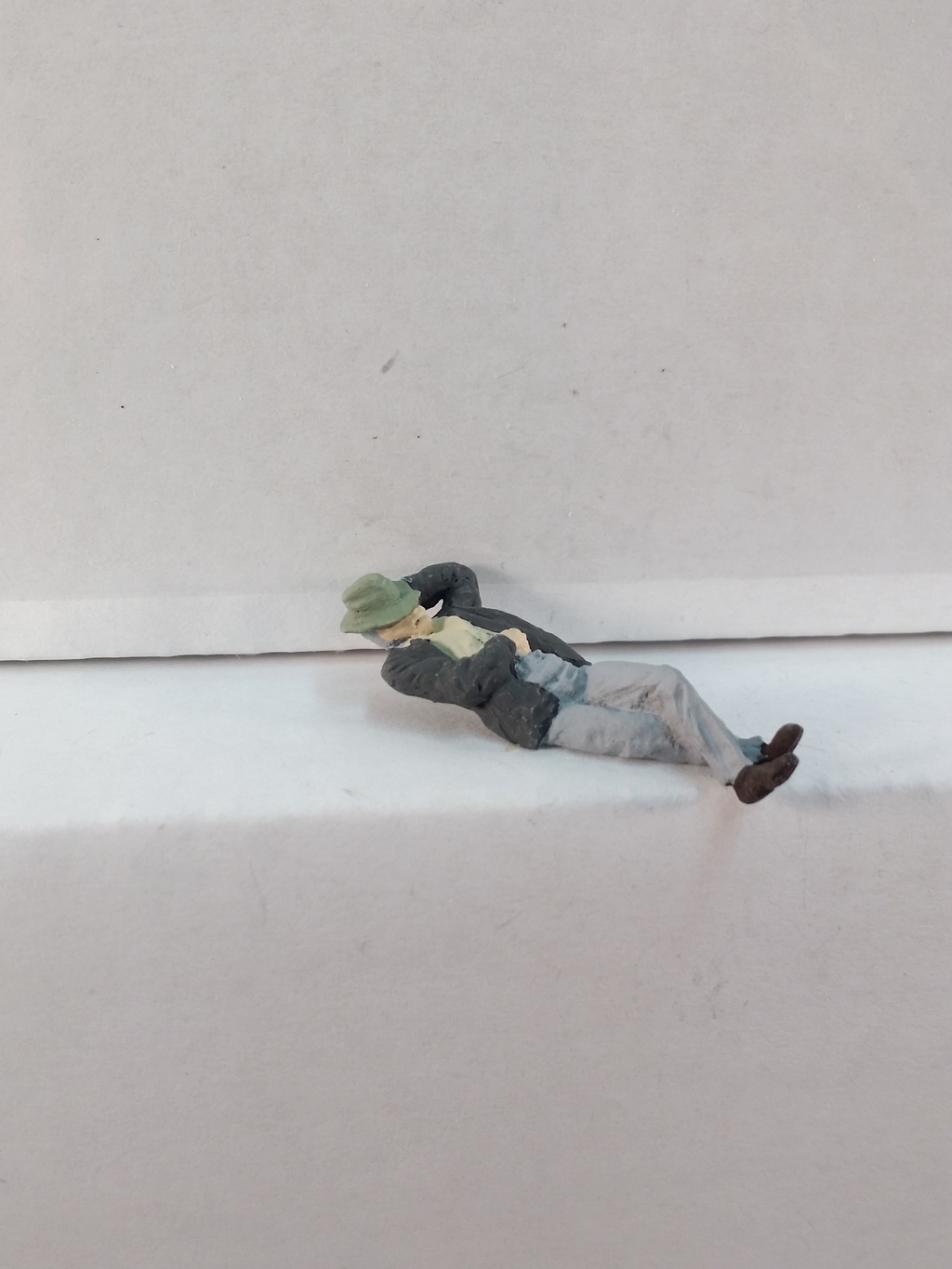 Arttista #1188 - Bum to Sleep on Park Bench - O Scale Figure - Model ...