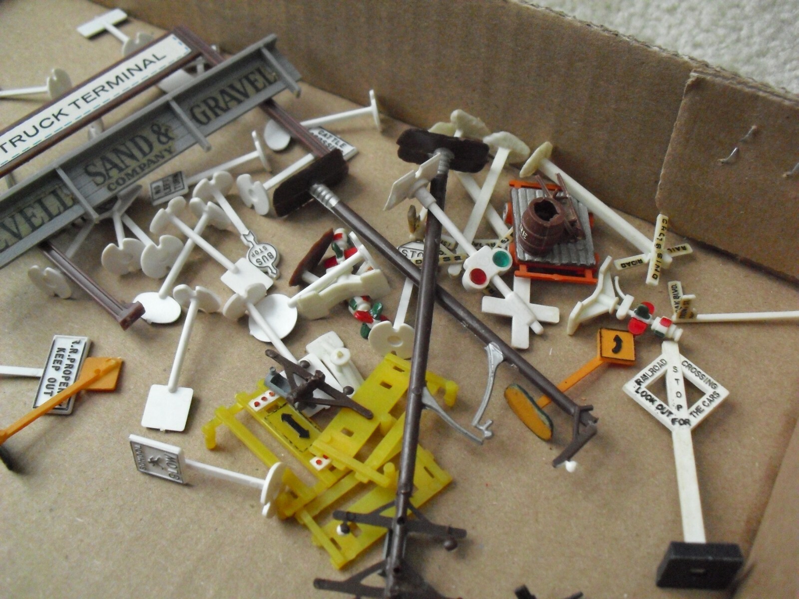 Lot of HO Scale Small Accessories with Signs Construction and More #2 ...
