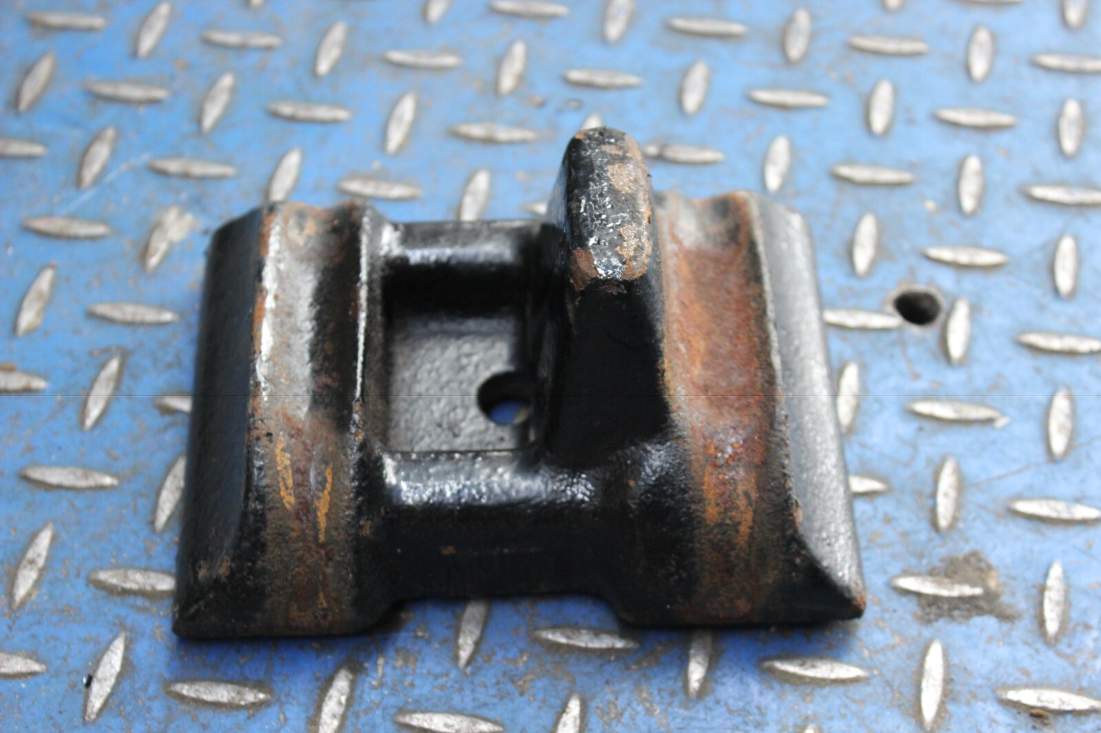 2013 FREIGHTLINER CASCADIA LEAF SPRING SADDLE U BOLT PAD P/N: 16-14786 ...