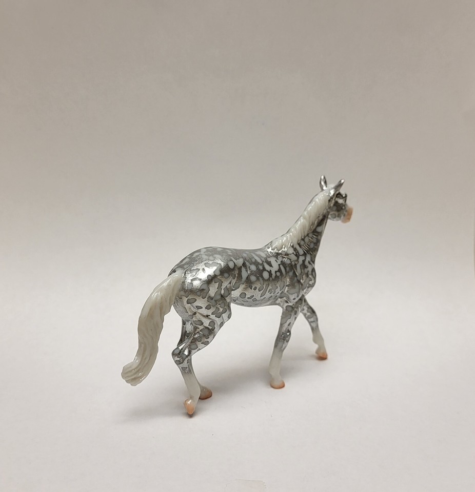 Breyer Stablemate Greyson Thoroughbred Silver Filigree Decorator GLOW ...
