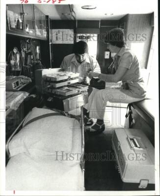 1979 Press Photo Paramedics Gail Parker & Joe Wappel Check Out Clinic ...