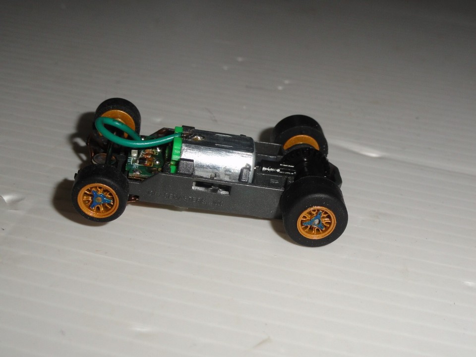 AFX MEGA G+ 1.5 NARROW HO Slot Car Chassis GOLD RIMS Blue/Gold Spinners ...