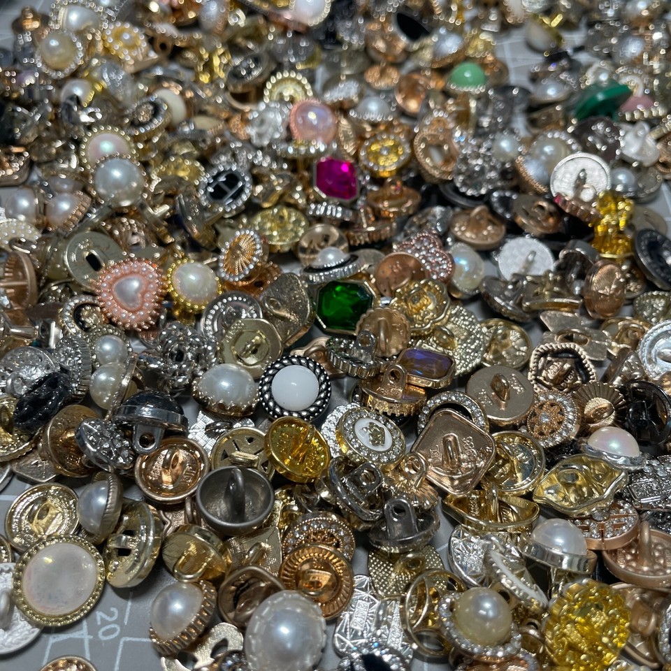Vintage-nowEstate Sale Buttons Lot 50p Various Sizes Shapes Colors ...