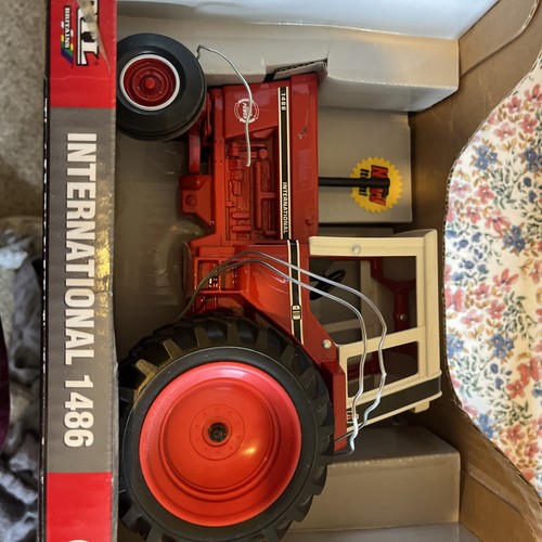 International Harvester Farm Toy Tractor 1586 Ertl 1/16 | eBay