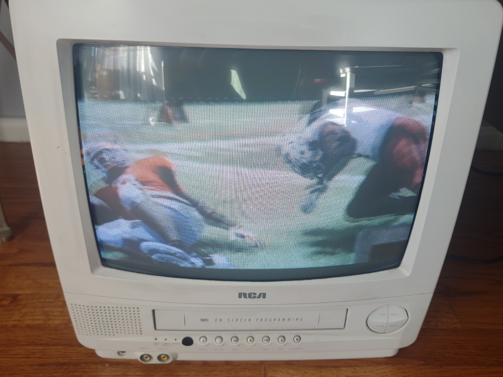 RCA 13” Color TV VCR Combo VHS Retro Gaming CRT TV T13070WH 1997 TESTED ...