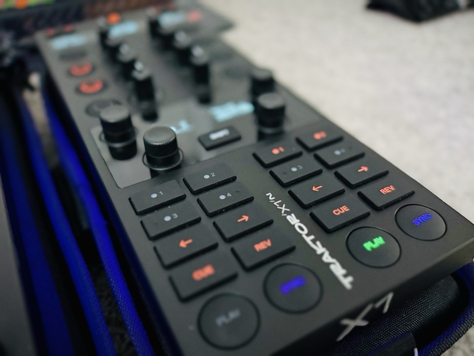 Native Instruments Traktor X1 MK3 + Traktor Z1 MK3 Mixer Bundle / Mint ...