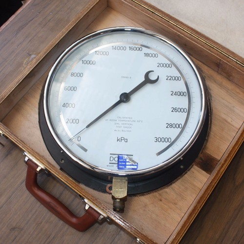 DOBBIE INSTRUMENTS 35693-2 0 - 30000 kPa CALIBRATOR PRESSURE TEST GAUGE ...