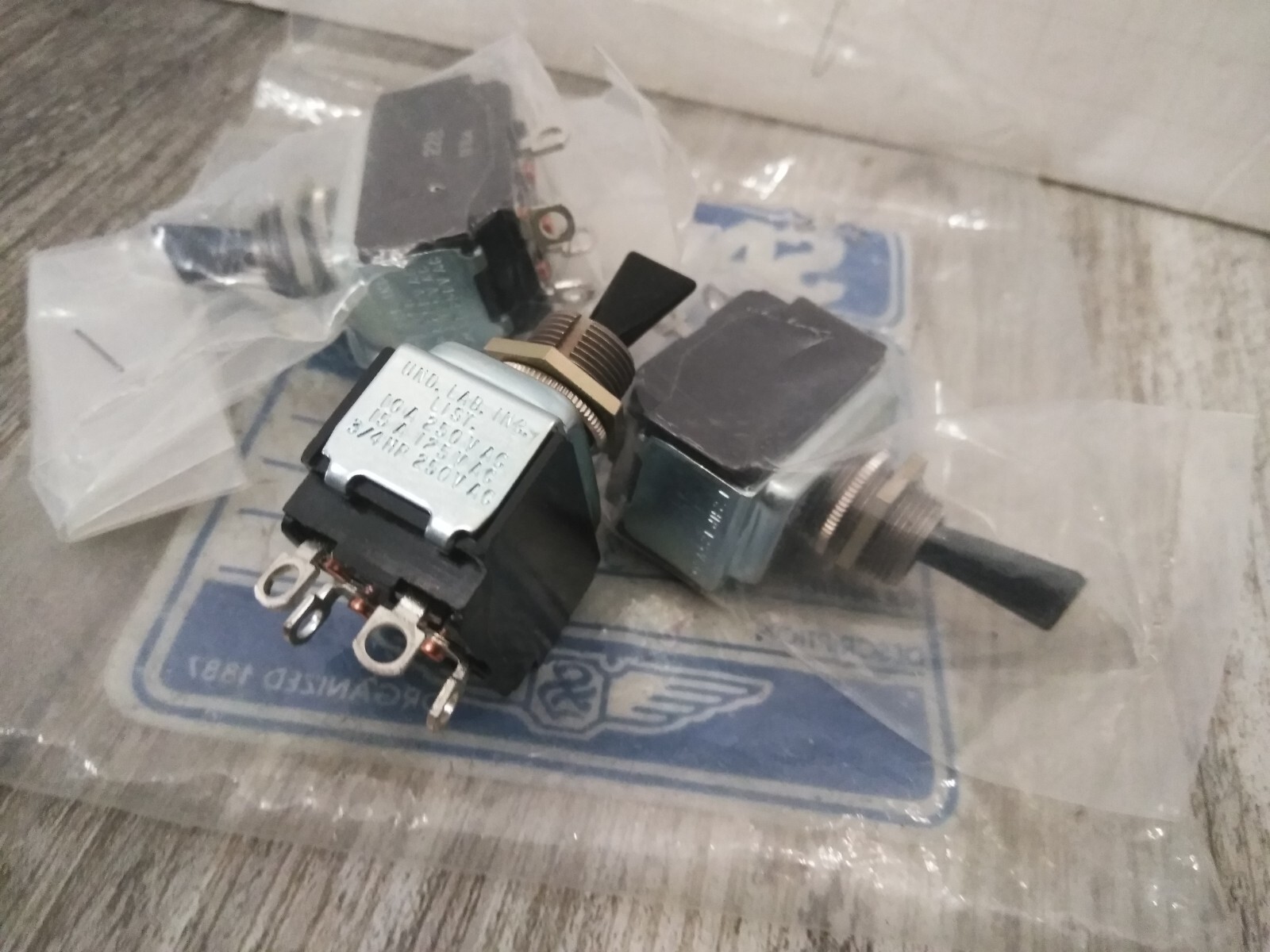 UND LAB INC. LIST TOGGLE SWITCH 10A 250V A/C - 15A 125V A/C 3/4-HP 250V ...