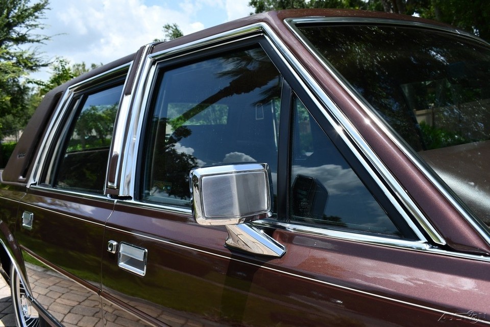 1989 Lincoln Town Car Signature Series 8,713 Miles Beautiful Example | eBay