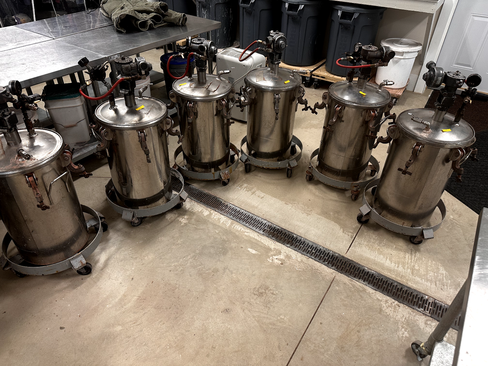 Binks 10 Gallon Stain. Steel Pressure Pot, Gear Red. Agitation, Single ...