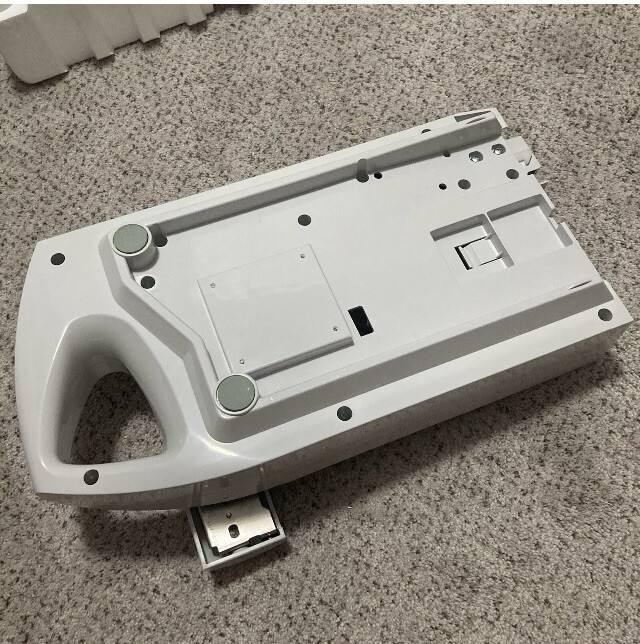 Singer Quantum Futura CE-200 Embroidery Unit & 2 Hoops Sewing Machine ...