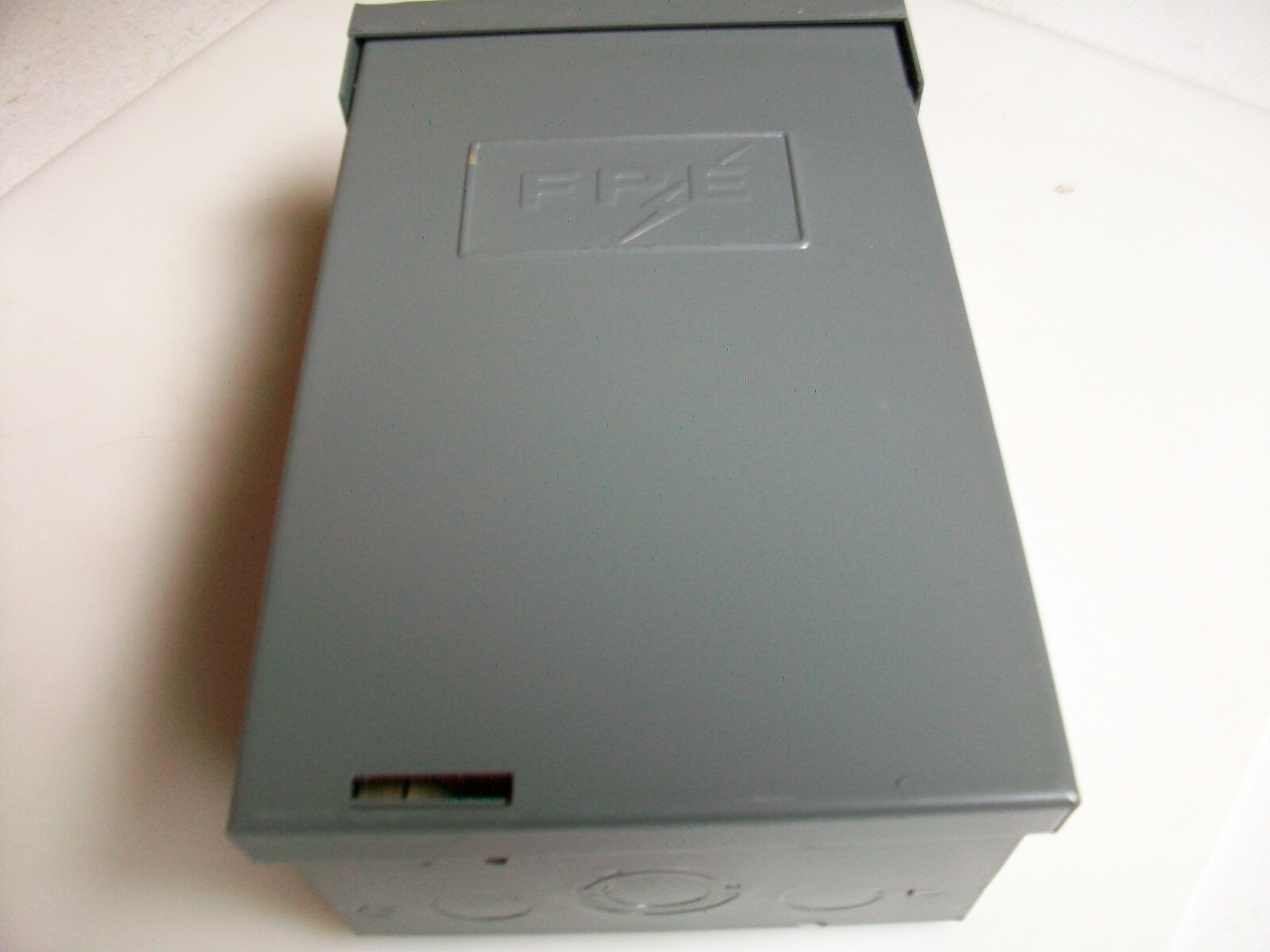 FPE RH102-4 RAINTIGHT CIRCUIT BREAKER BOX WITH DP 50 A 120/240 BREAKER ...