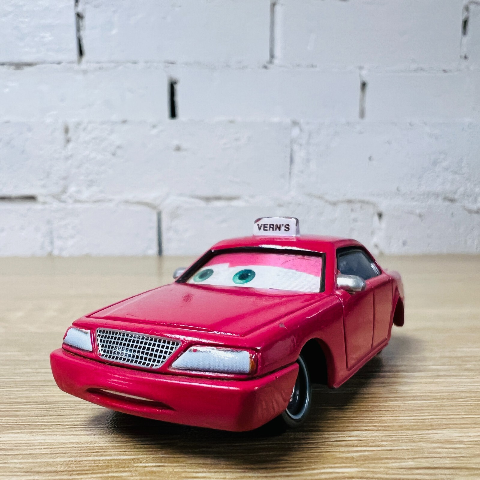 DISNEY PIXAR CARS EYE CHANGING LENTICULAR SERIES - VERN THE TAXI #119
