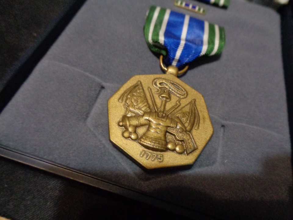 US Army Achievement Medal (AAM) Set: Lapel Pin, Ribbon, & Case. 3 Piece ...