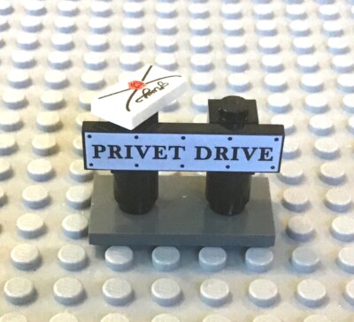 LEGO Harry Potter Privet Drive Sign with Invitation to Hogwarts Letter ...