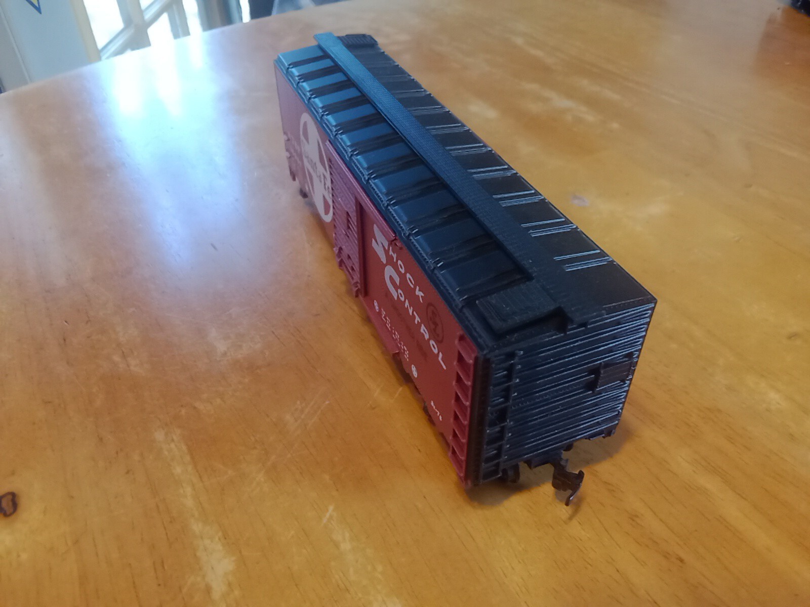 HO Scale Model Train Red Box Car Santa Fe ATSF 16987 Shock Control ...