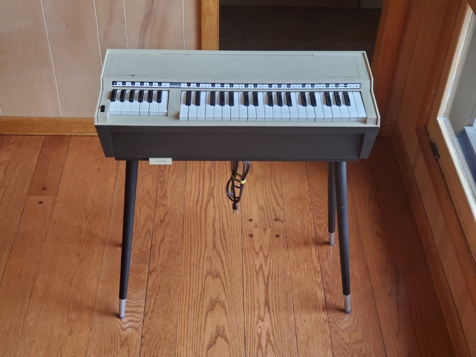 General Electric Keyboard GE N3815A 3-Octave Air Chord Organ w/ Legs ...
