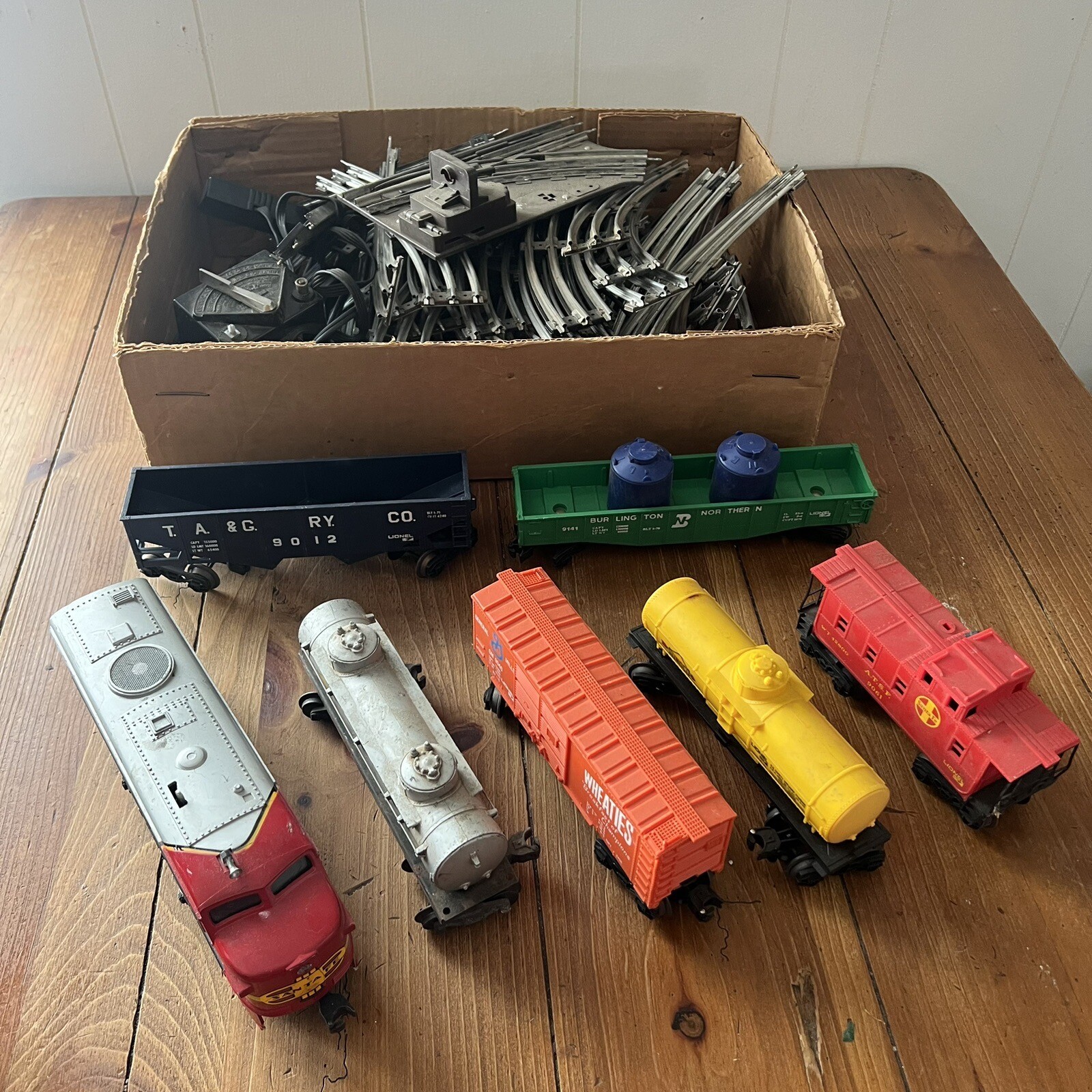 Vintage Train Set Tracks Lionel Box Cars Santa Fe Wheaties Collectible ...