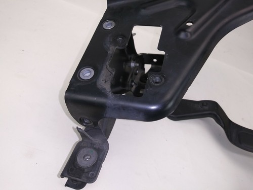 Mercedes-Benz C Class W204 Headlight Left Frame Support Bracket Mount ...