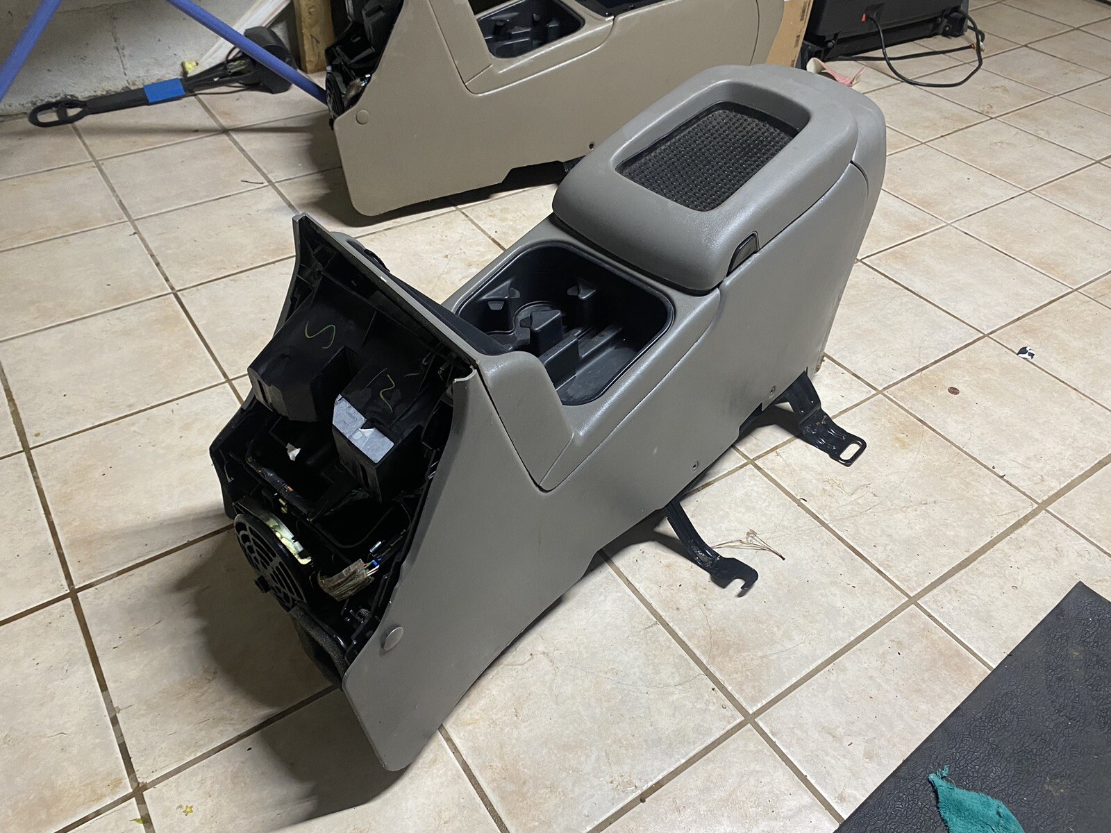 2003 to 2006 CHEVY SILVERADO AVALANCHE GMC SIERRA BOSE FLOOR CONSOLE w ...