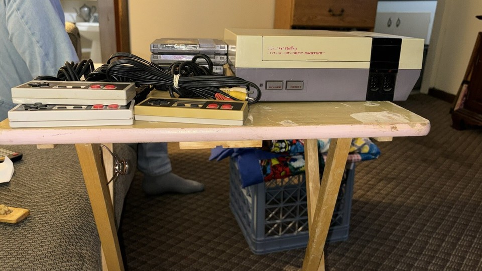 NINTENDO GAME CONSOLE 1st Model 001 W/GAMES,3 CONTROLLERS- Works Great ...