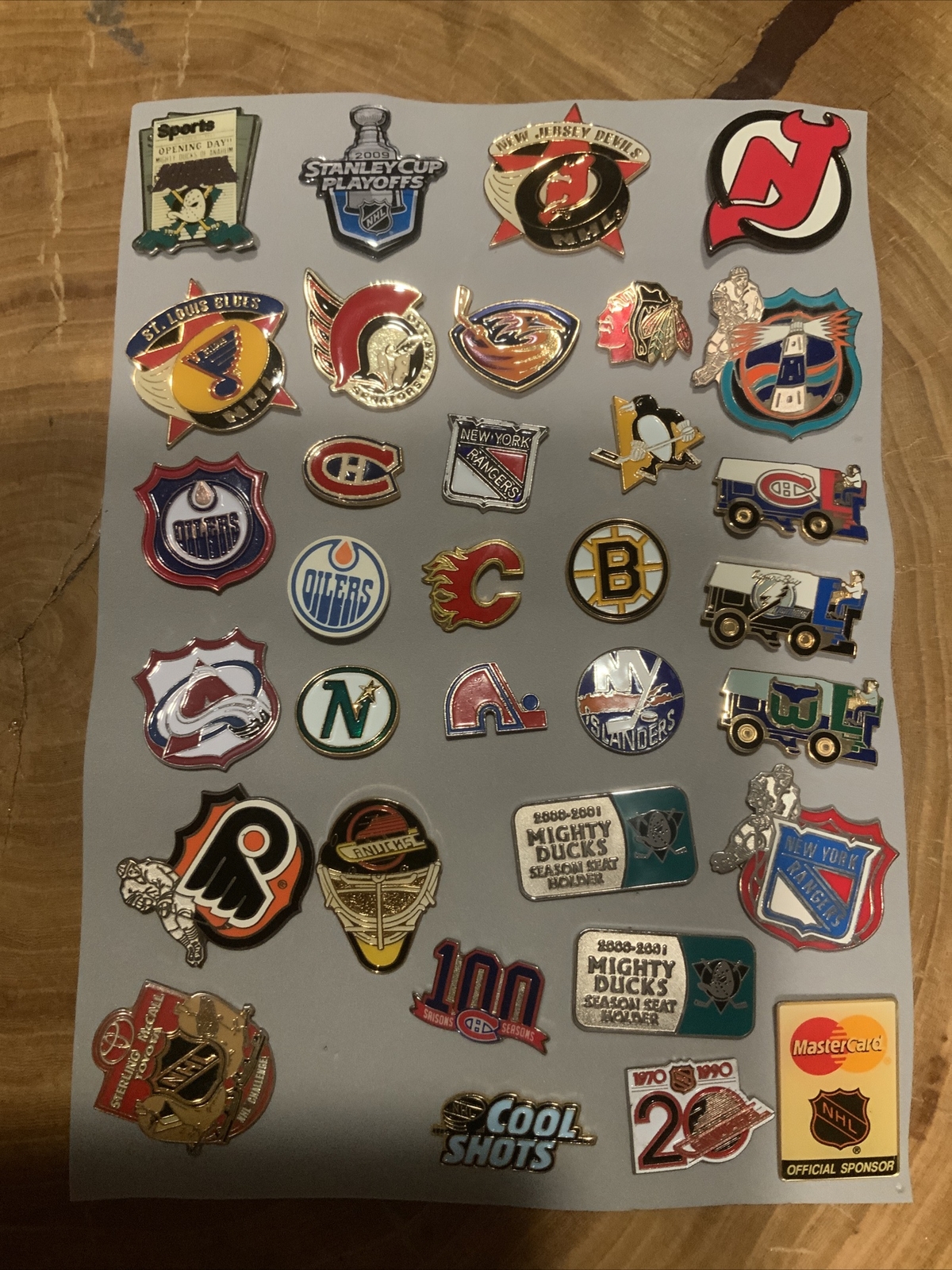 Lot OF 33 Beautiful NHL LAPEL PINS NORTHSTARS WHALERS NORDIQUES & More ...