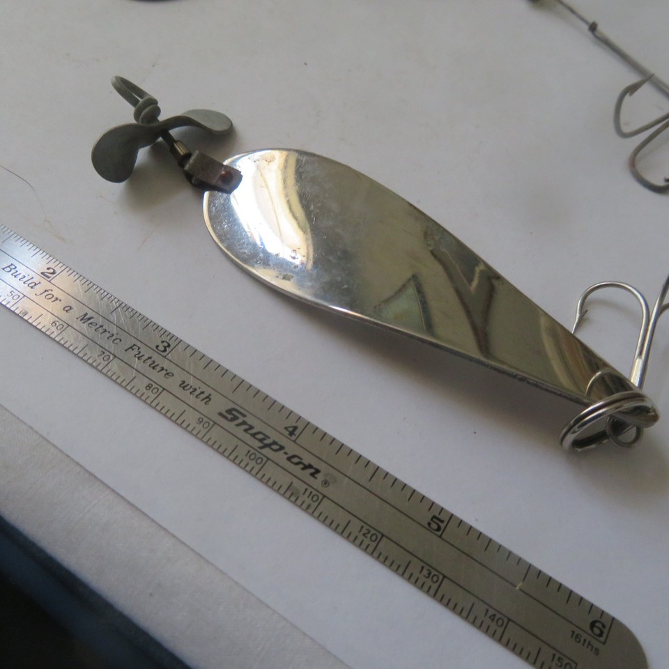 FISHING LURE UNKNOWN 3½" TWISTED SPINNING-WOBBLE SPOON WITH A PROPELLER ...