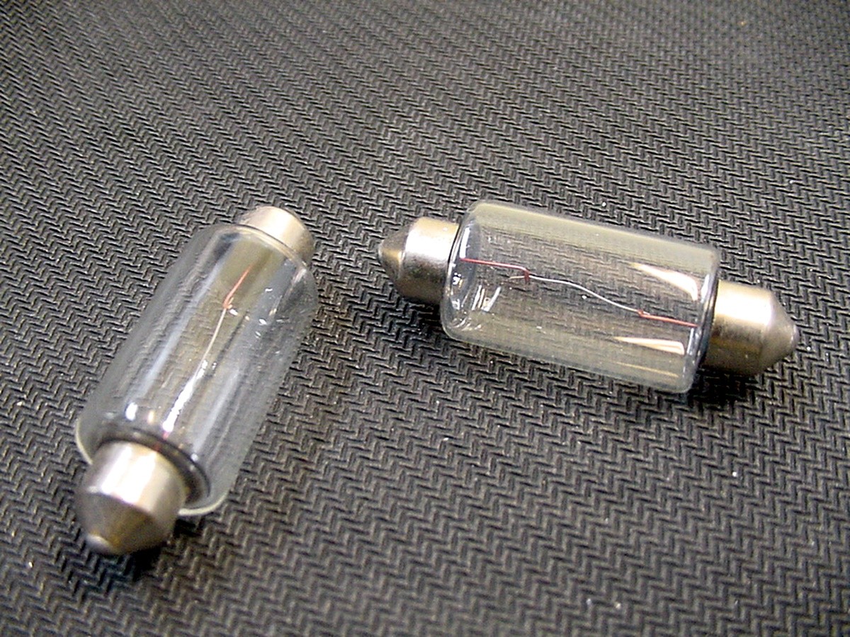 2x Courtesy Door Sail Panel Dome Lights Lamps Incandescent 12V Olds ...